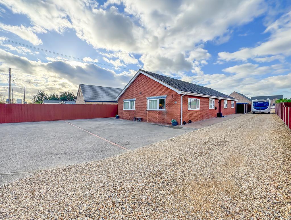 Turnpike Road, Red Lodge, Bury St.... 3 bed detached bungalow - £415,000