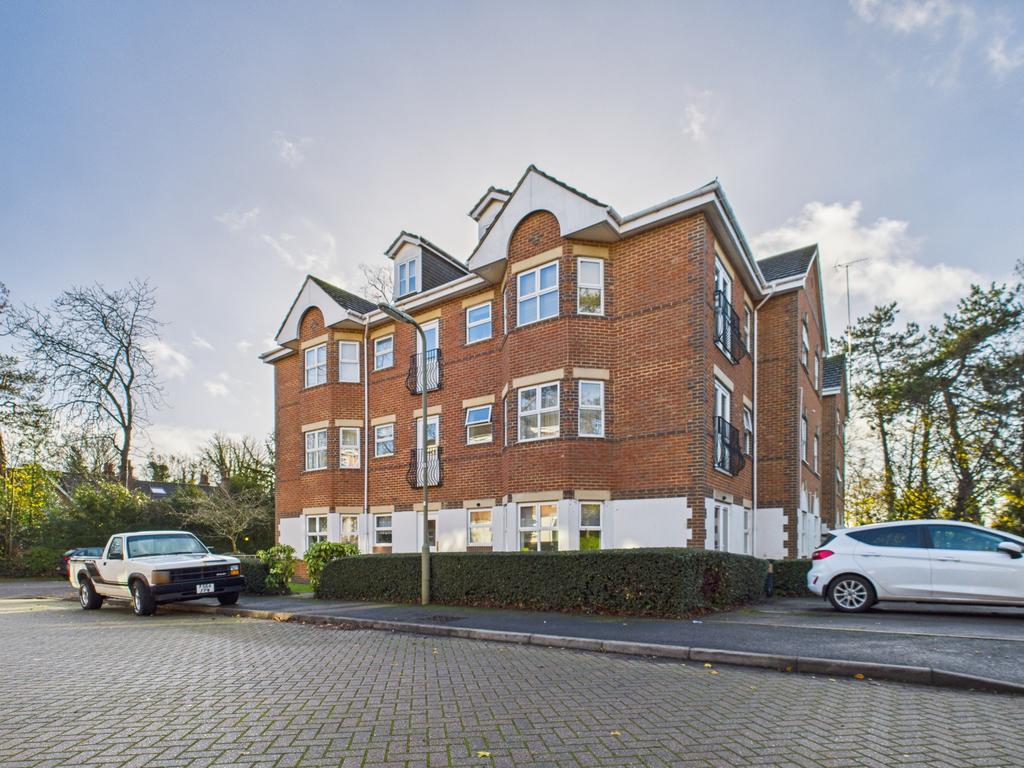 Regent Court, Norn Hill, Basingstoke... 2 bed flat - £1,050 pcm (£242 pw)