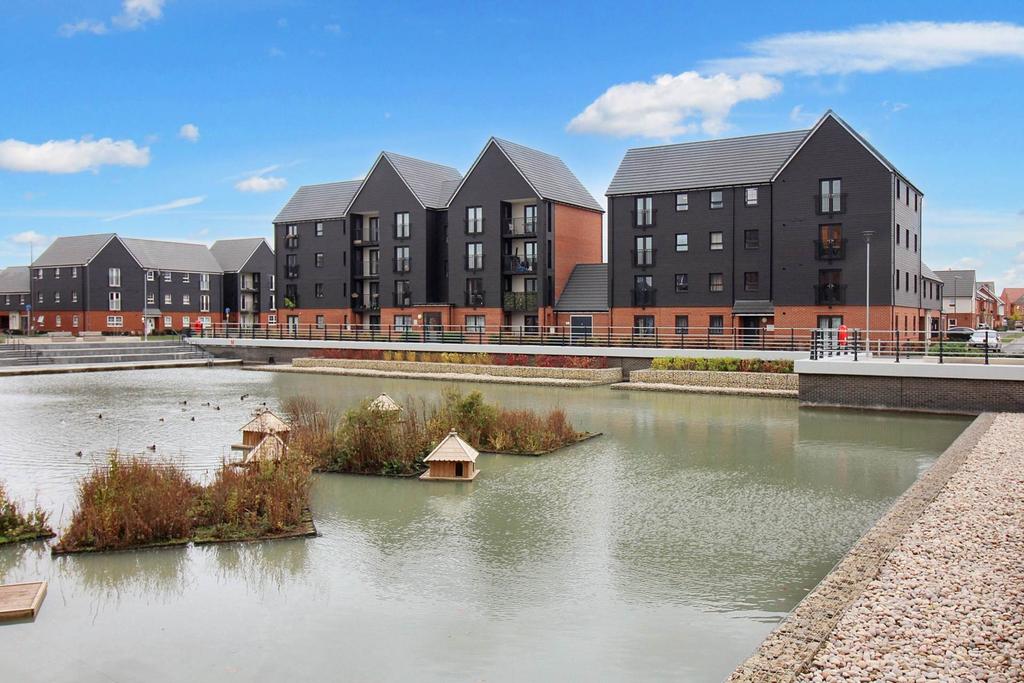 Kingsbrook Basin, Aylesbury 2 bed apartment - £135,000