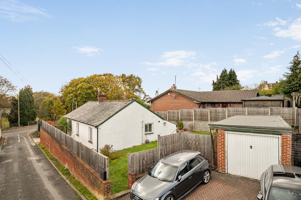 Ball & Wicket Lane, Farnham, GU9 2 bed detached house - £460,000