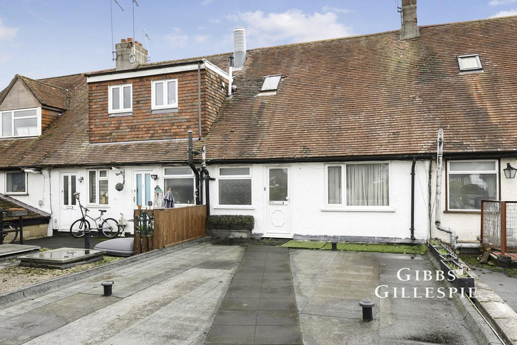Moneyhill Parade, Rickmansworth... 1 bed flat - £1,150 pcm (£265 pw)