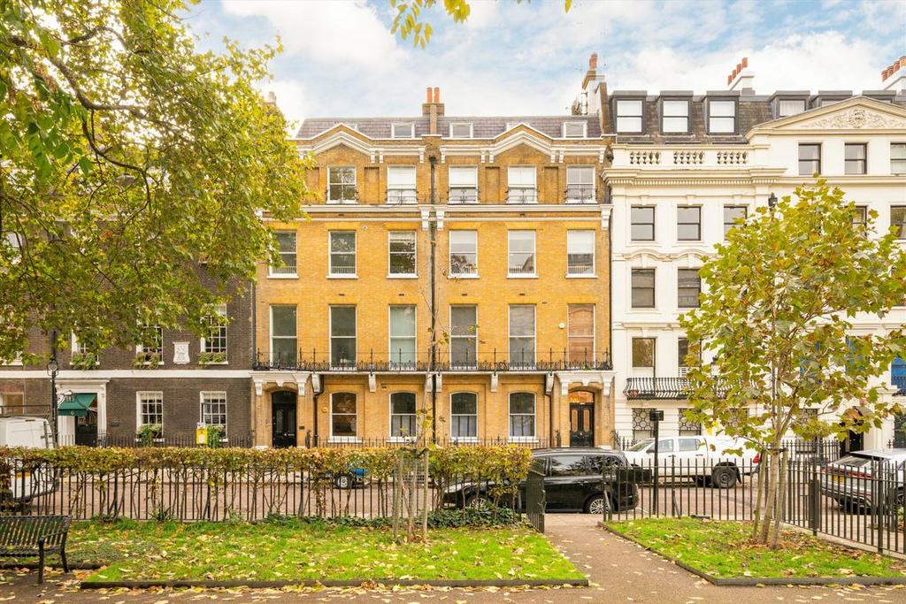 Bloomsbury Square, London WC1A 1 bed flat - £2,600 pcm (£600 pw)