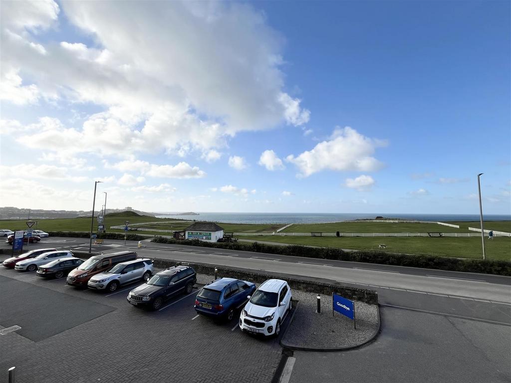 Narrowcliff, Newquay TR7 2 bed apartment - £1,200 pcm (£277 pw)