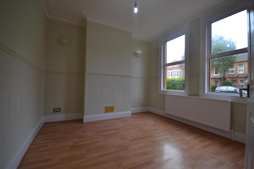 Winns Avenue, London E17 2 bed flat - £1,950 pcm (£450 pw)