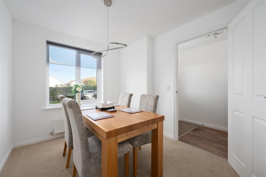 6 Colin Smith Place, Kingseat, KY12 0YU 4 bed detached house for sale - £290,000