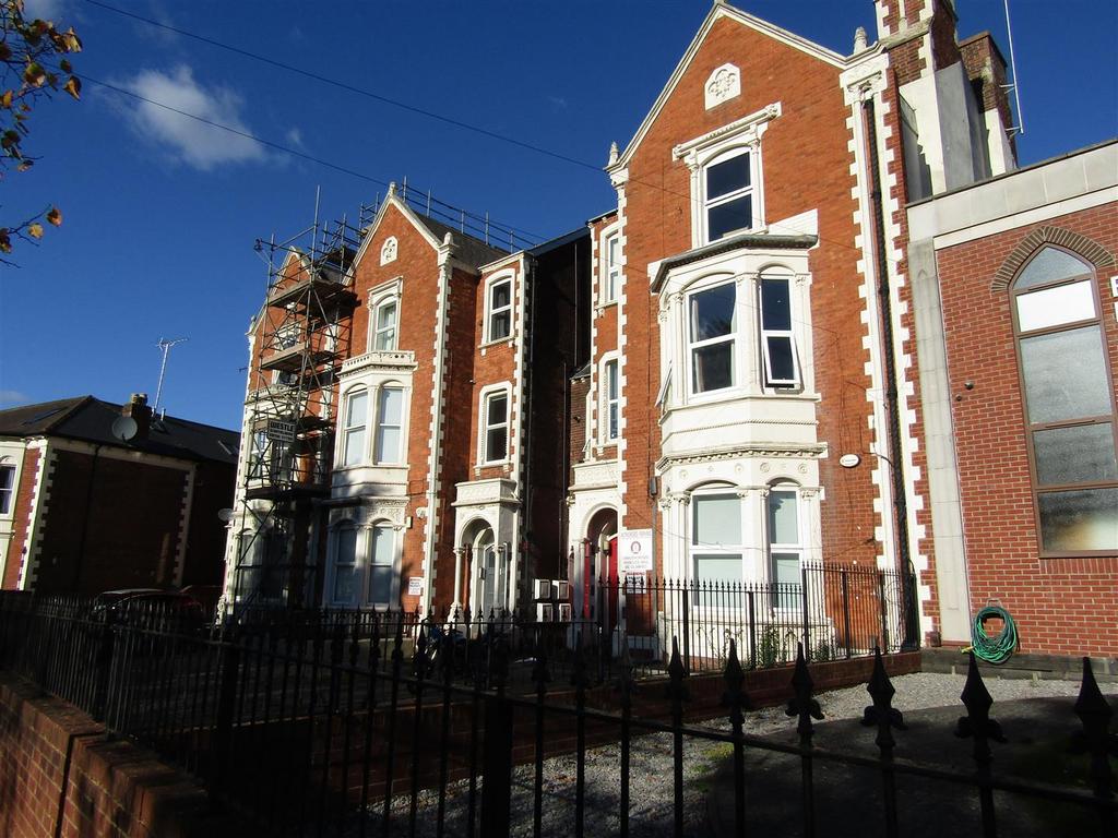 York Road, Exeter EX4 3 bed flat to rent - £1,750 pcm (£404 pw)