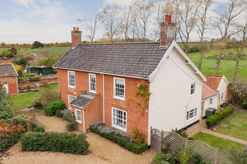 High Road, Harleston IP20 4 bed detached house - £2,500 pcm (£577 pw)
