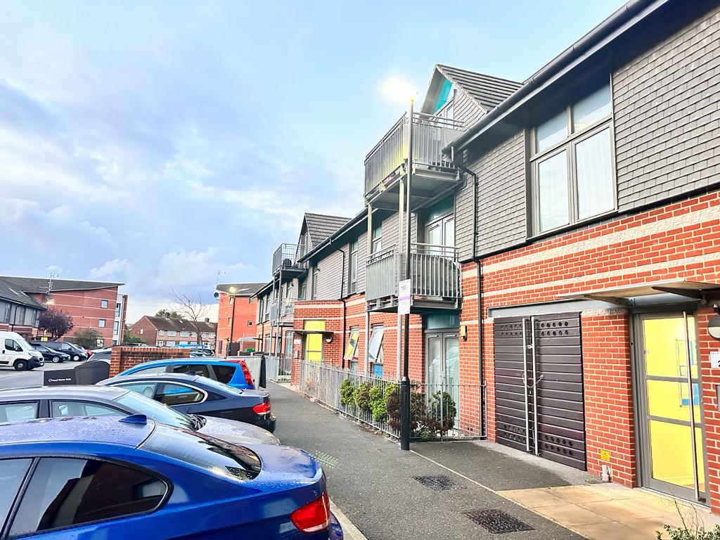 22 Lewin Terrace, Feltham TW14 1 bed flat - £1,400 pcm (£323 pw)
