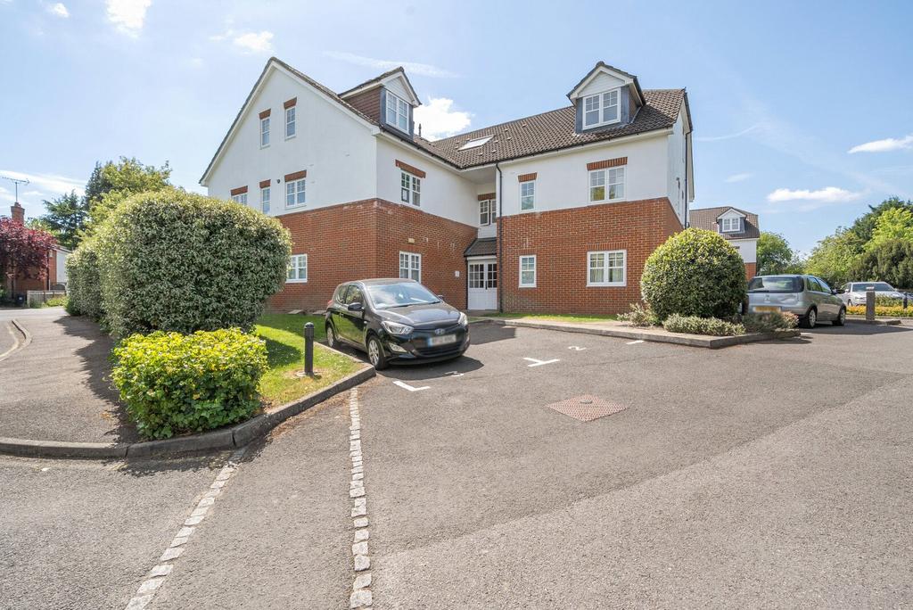 Kingsway, Woking, GU21 2 bed flat - £1,600 pcm (£369 pw)