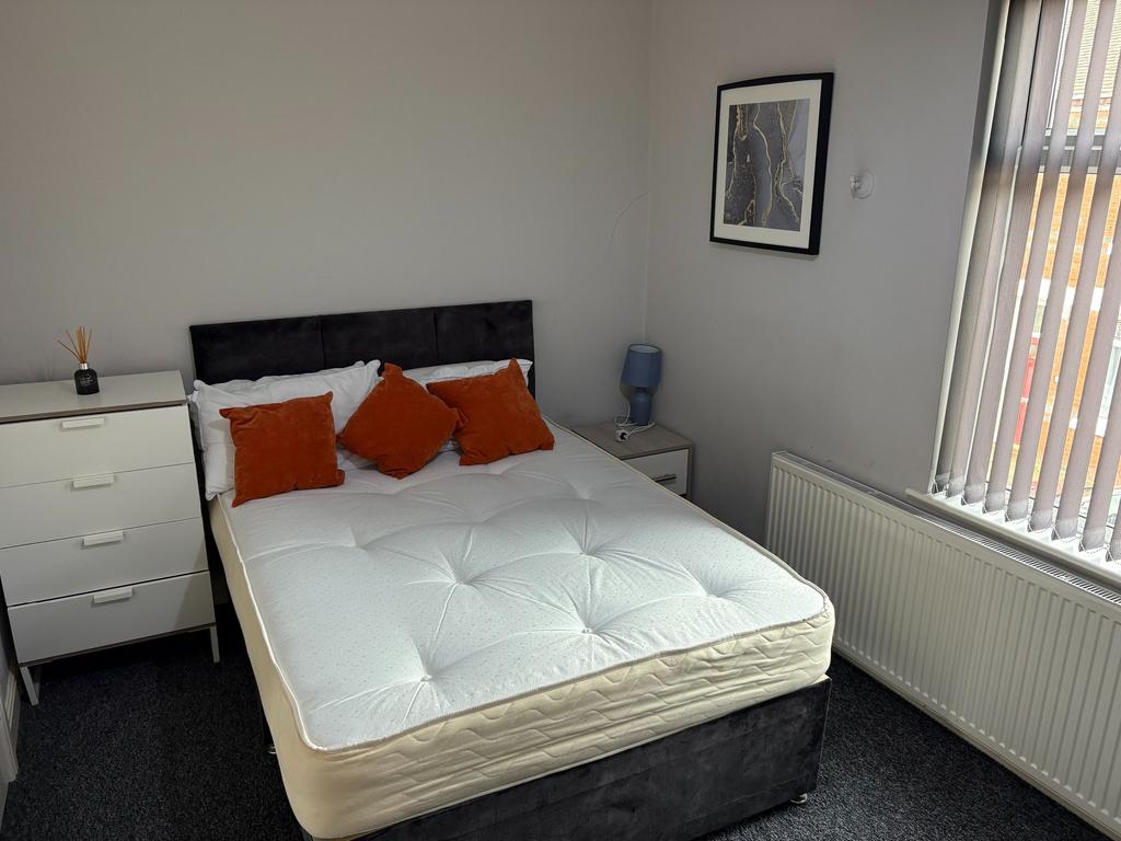 Room 3, 75 Fielding Street... 1 bed in a house share - £450 pcm (£104 pw)