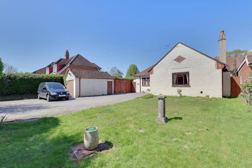 MEAD END ROAD, DENMEAD 2 bed detached bungalow for sale - £400,000