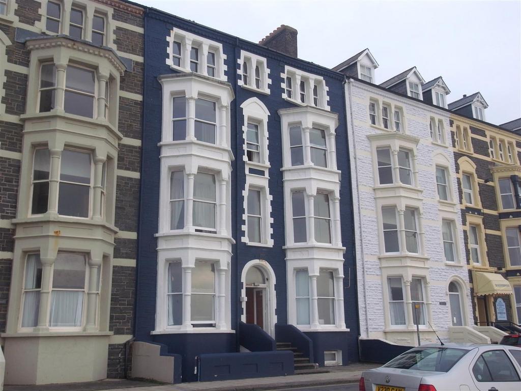 Victoria Terrace, Aberystwyth 3 bed flat - £1,690 pcm (£390 pw)