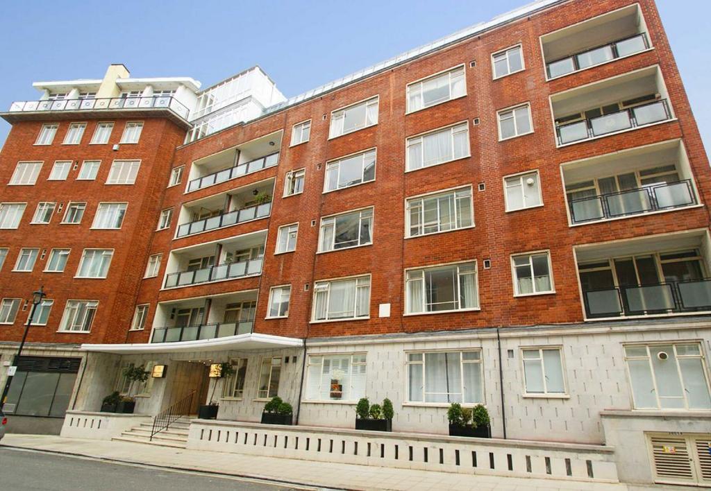 Buckingham Gate, London SW1E Studio - £1,495 pcm (£345 pw)