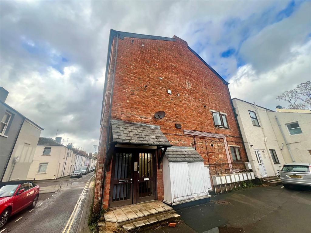 Glenfall Street Cheltenham GL52 2JA 2 bed flat - £995 pcm (£230 pw)