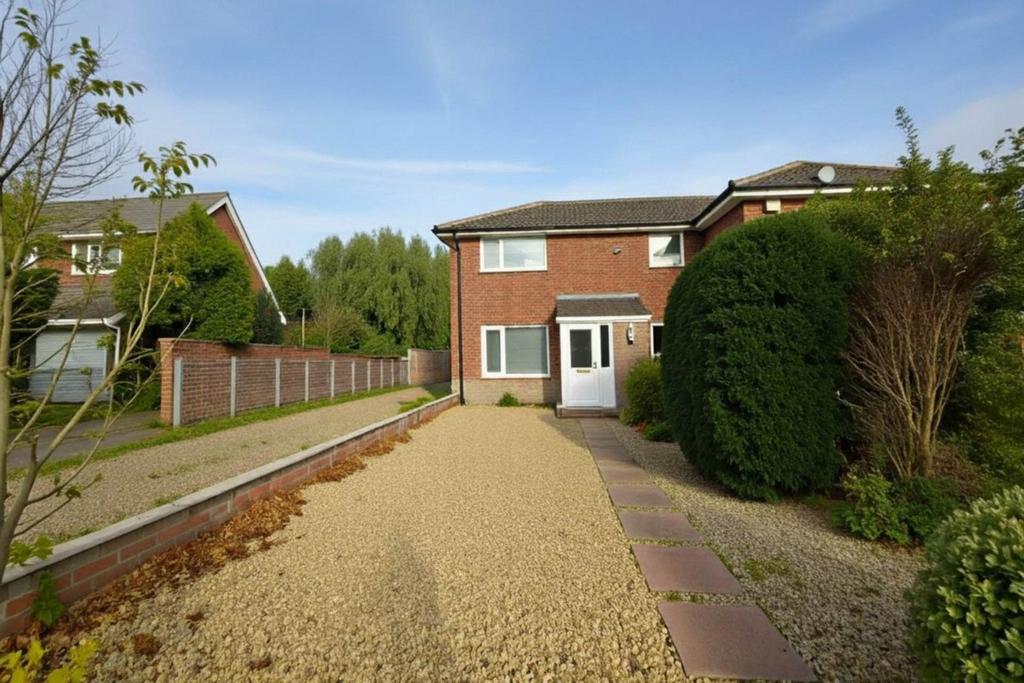 Brayfield Way, Norwich NR6 2 bed semi-detached house - £950 pcm (£219 pw)