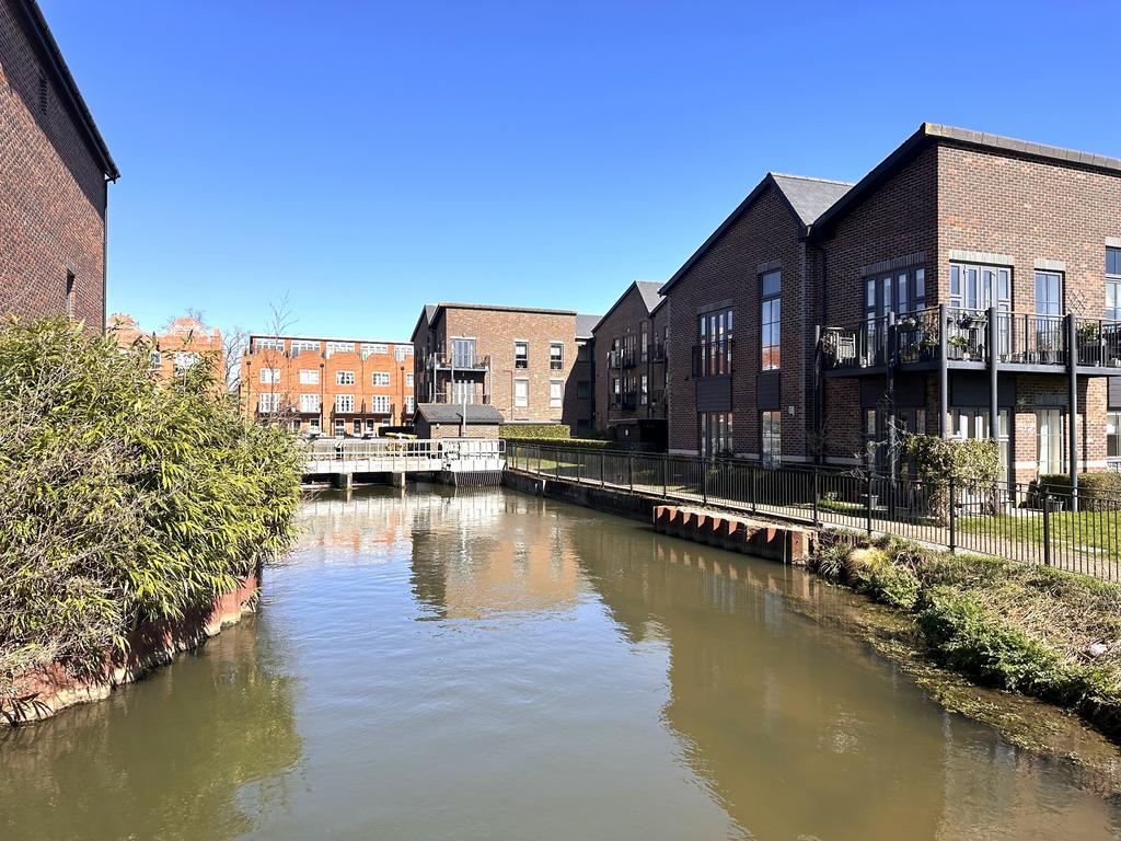 Woking 1 bed flat - £1,450 pcm (£335 pw)