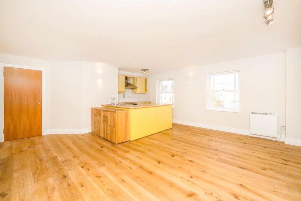 Hanover Place, Bow, London, E3 2 bed flat - £2,300 pcm (£531 pw)