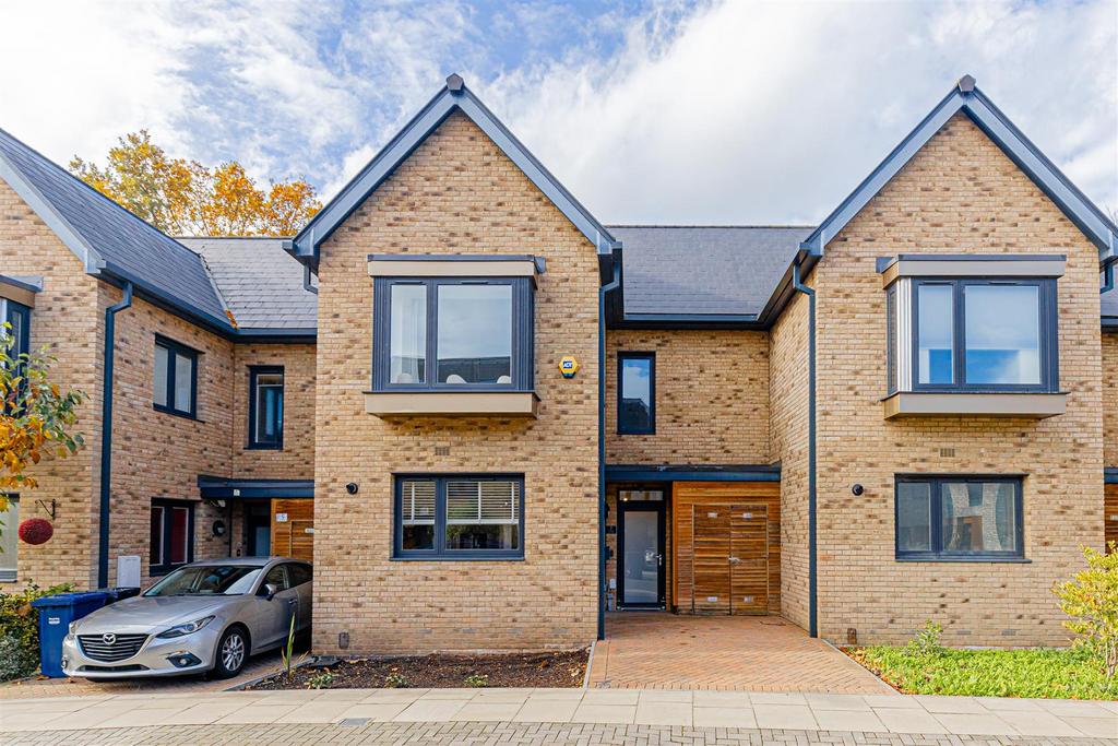 Sphinx Way, Barnet EN5 2 bed terraced house - £600,000