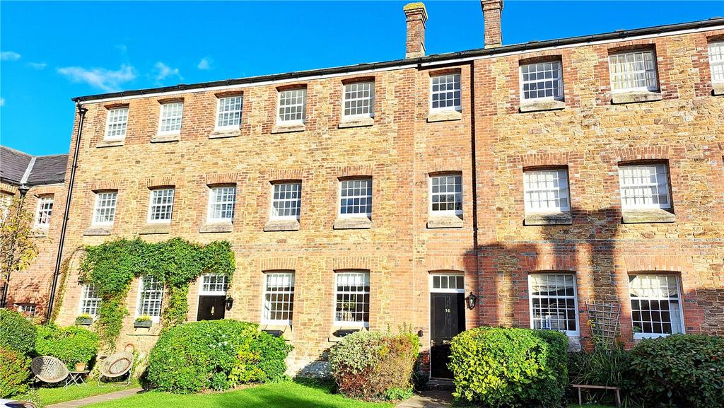 Frederick Thatcher Place, Battle TN33 3 bed terraced house - £1,300 pcm ...