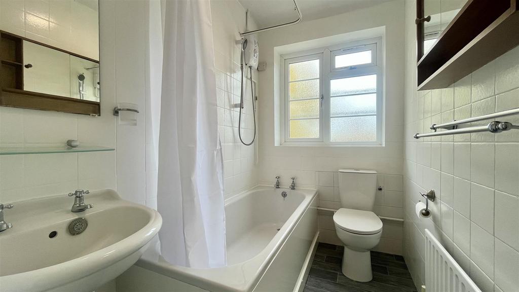 Christchurch Park, Sutton SM2 2 bed flat to rent - £1,650 pcm (£381 pw)