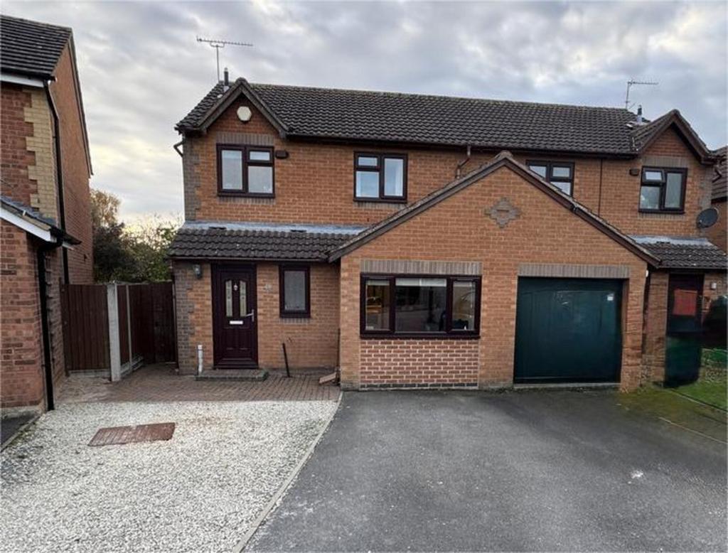 Flying Fields Road, Southam, CV47 3 bed semi-detached house - £330,000