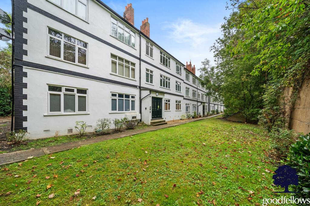 Martin Way, Morden SM4 2 bed apartment to rent - £1,700 pcm (£392 pw)