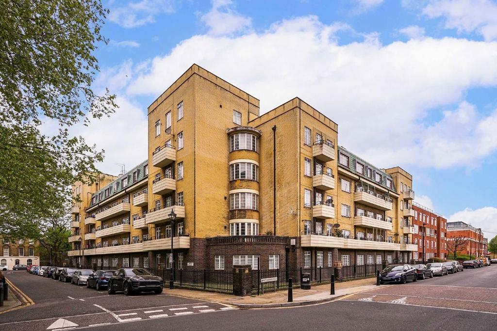 Arbour Square, London E1 3 bed flat - £2,600 pcm (£600 pw)