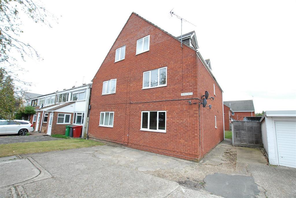Grange House, Patricia Close, Cippenham 2 bed flat to rent - £1,250 pcm ...