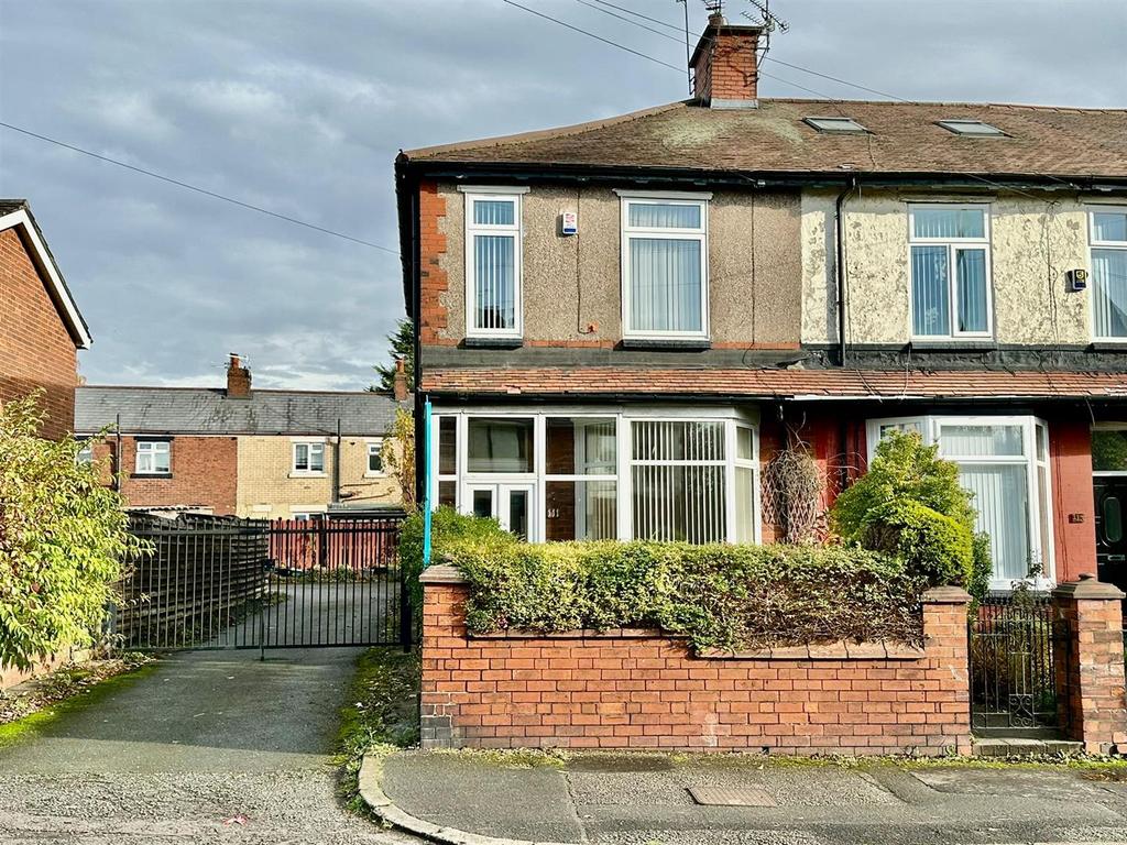 Limeside Road, Oldham 3 bed end of terrace house - £160,000