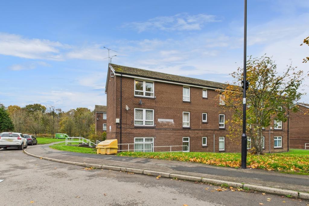 Hazlebarrow Grove, Jordanthorpe. S8 8AT 3 bed flat for sale - £80,000