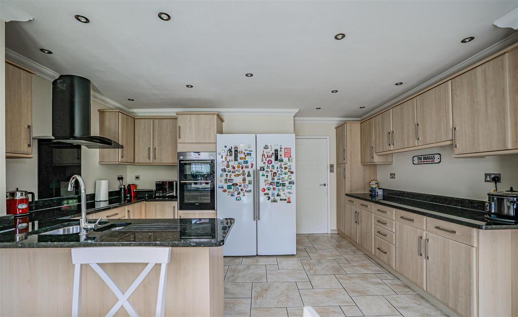 Brickfield Avenue, Hemel Hempstead, HP3 4 bed semi-detached house for sale - £785,000