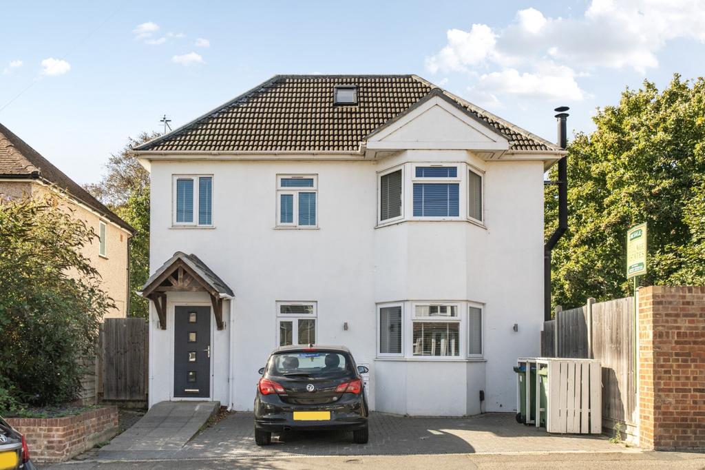 Woodside Road Bexleyheath DA7 4 bed detached house - £2,700 pcm (£623 pw)
