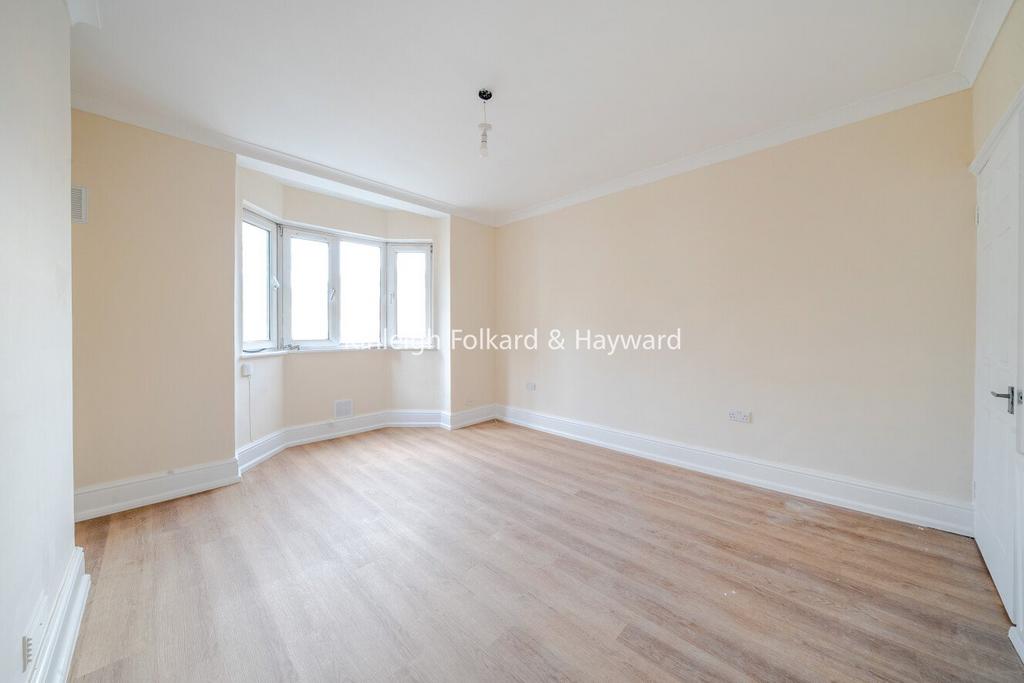 Tooting Grove, London, SW17 3 bed flat - £2,500 pcm (£577 pw)