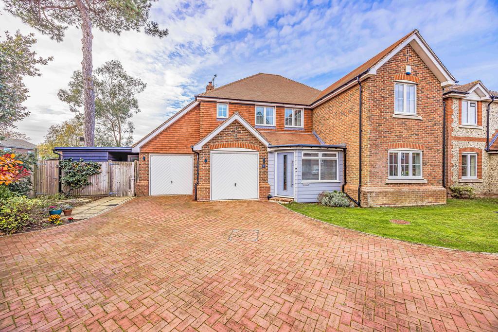 Willowmead Close, Chichester PO20 4 bed detached house for sale - £825,000