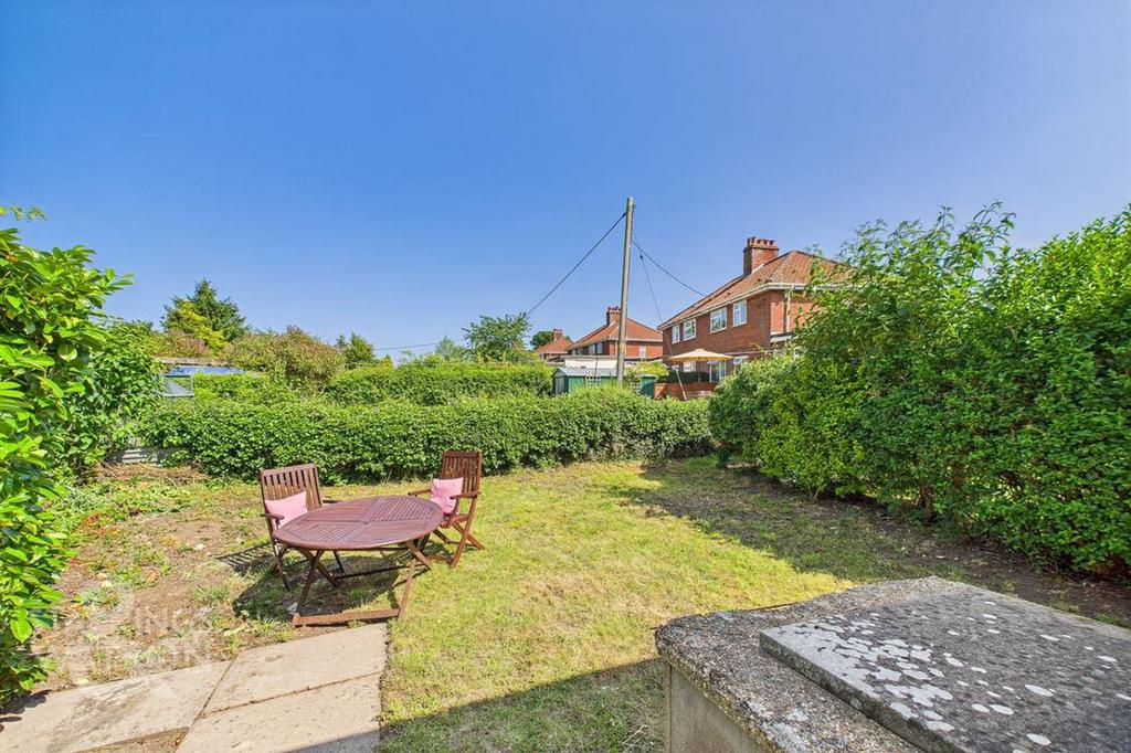 West End, Saxlingham Thorpe, Norwich 1 bed terraced bungalow - £140,000