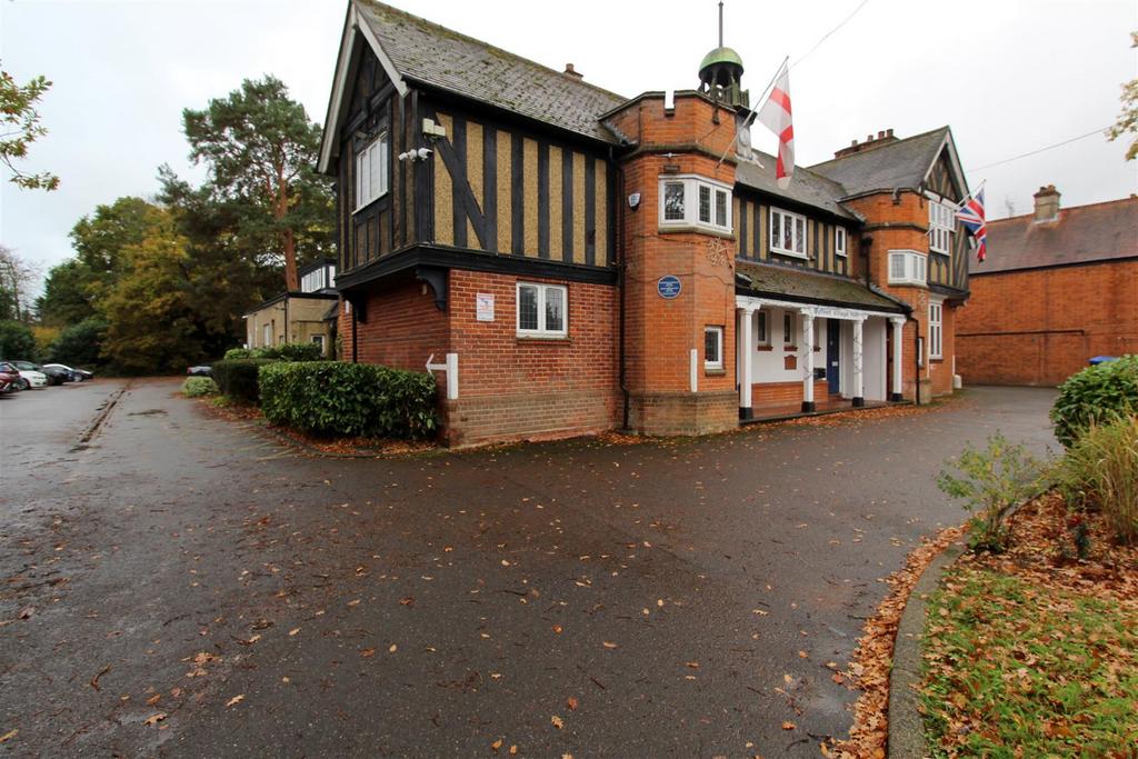 High Road, Byfleet 1 bed apartment - £1,000 pcm (£231 pw)