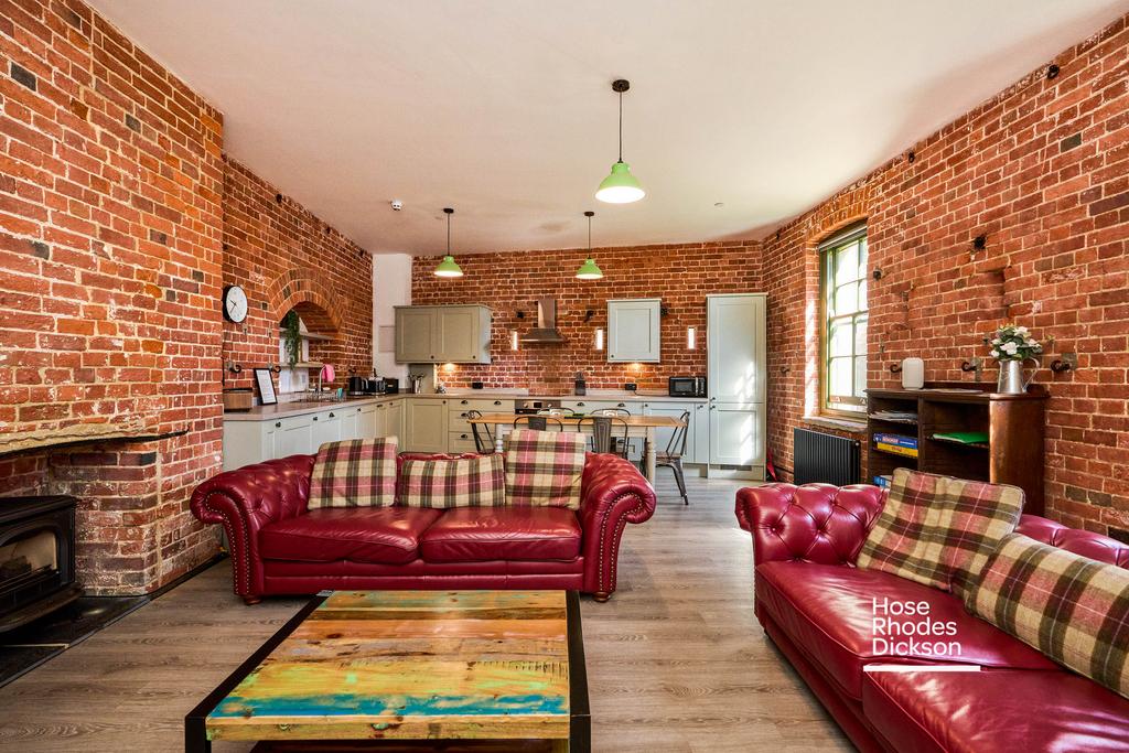 Freshwater Bay, PO40 3 bed flat - £1,495 pcm (£345 pw)