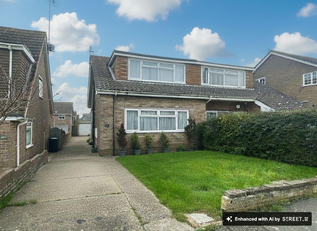 Hoddern Avenue, Peacehaven, BN10 7QT 3 bed semi-detached house - £359,995