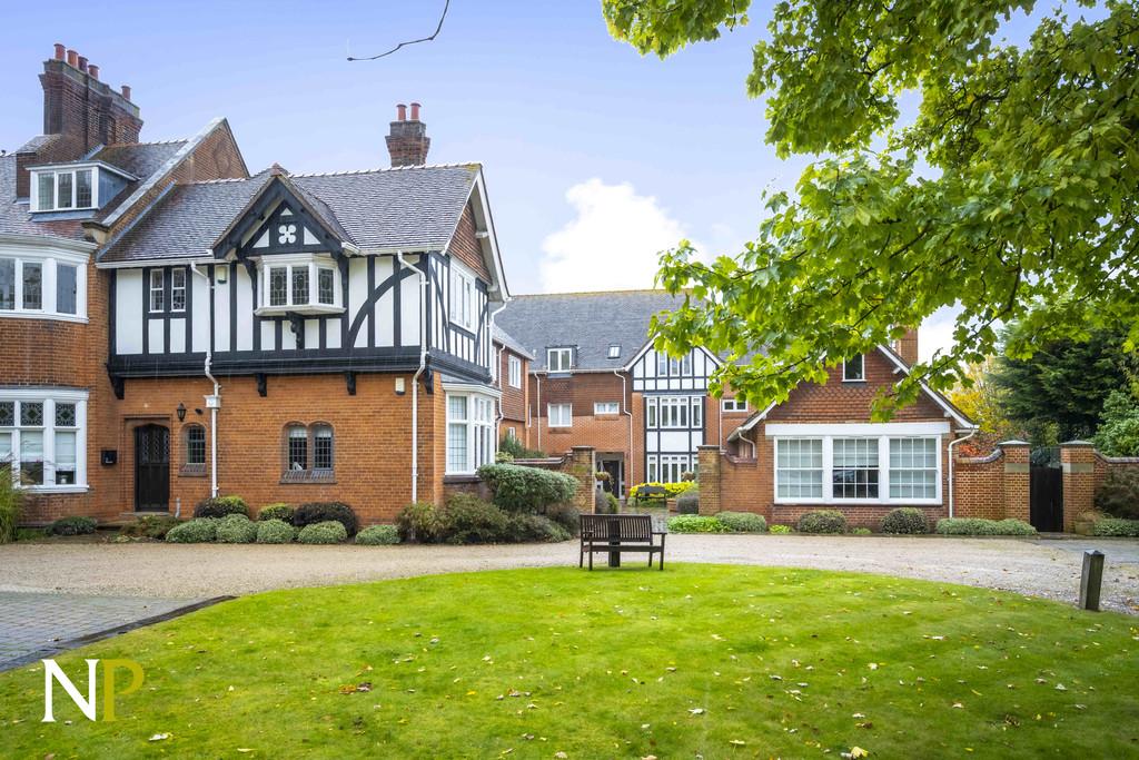 Sanders Drive, Colchester CO3 2 bed apartment - £1,200 pcm (£277 pw)