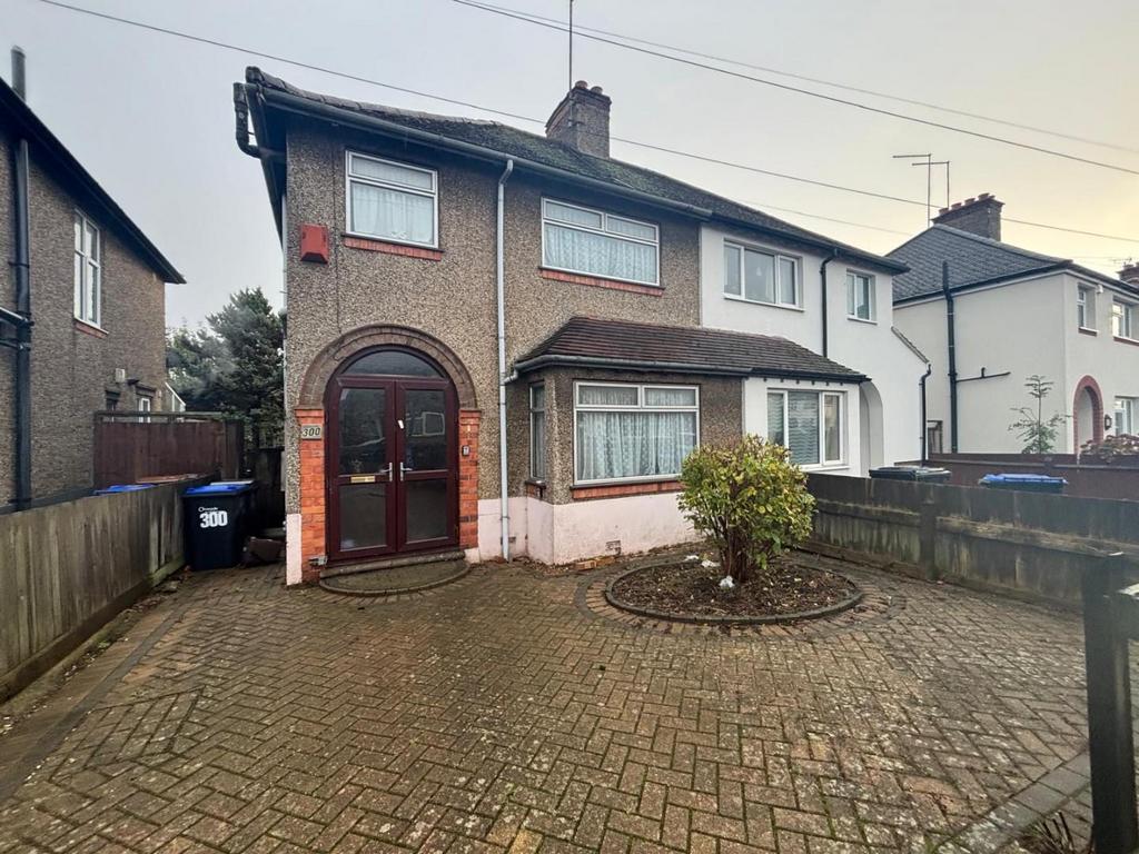 Birchfield Road East, Abington NN3 3 bed semi-detached house - £225,000