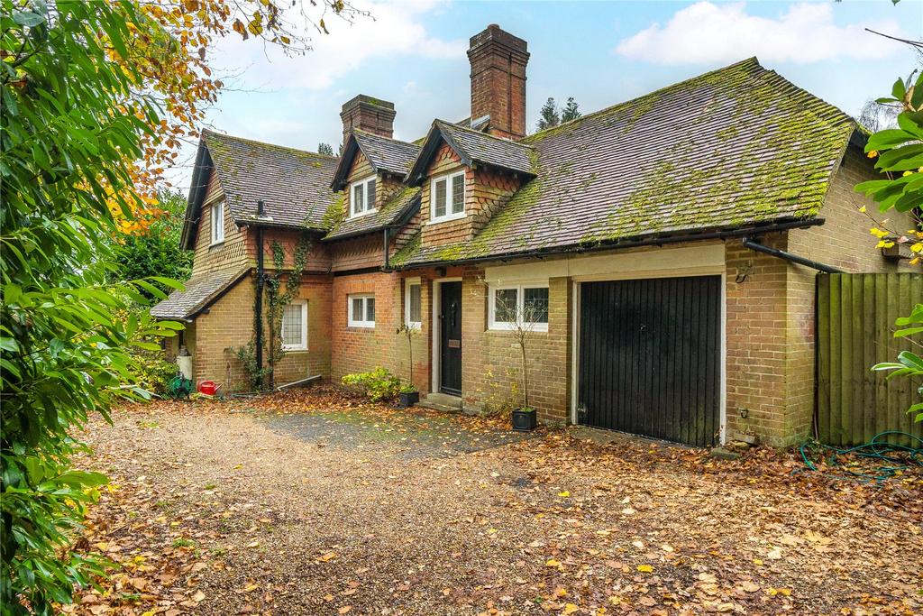 High Lane, Haslemere, Surrey, GU27 3 bed detached house - £650,000