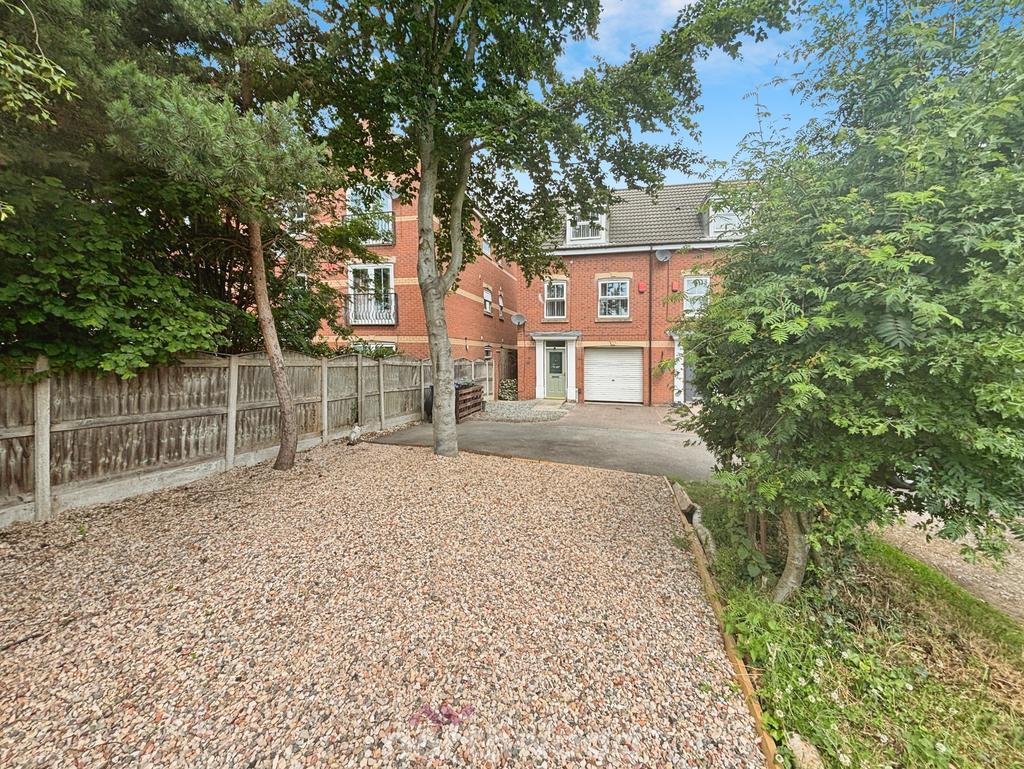 Fountains Close, Doncaster DN3 3 bed semi-detached house - £180,000