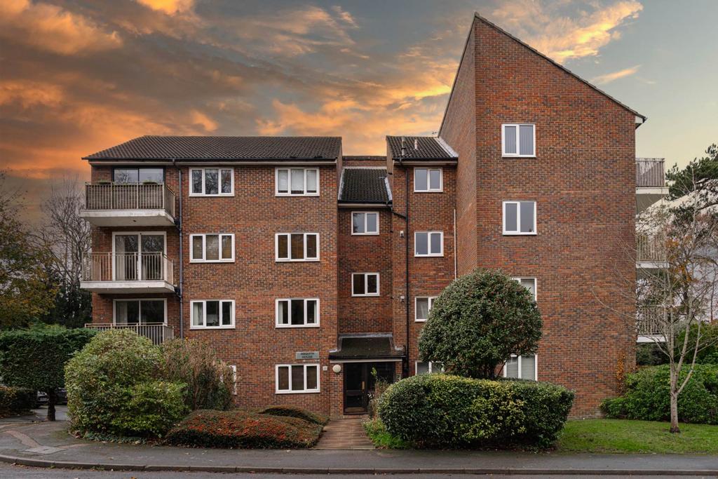 Asquith House, Banstead 2 bed flat - £1,650 pcm (£381 pw)