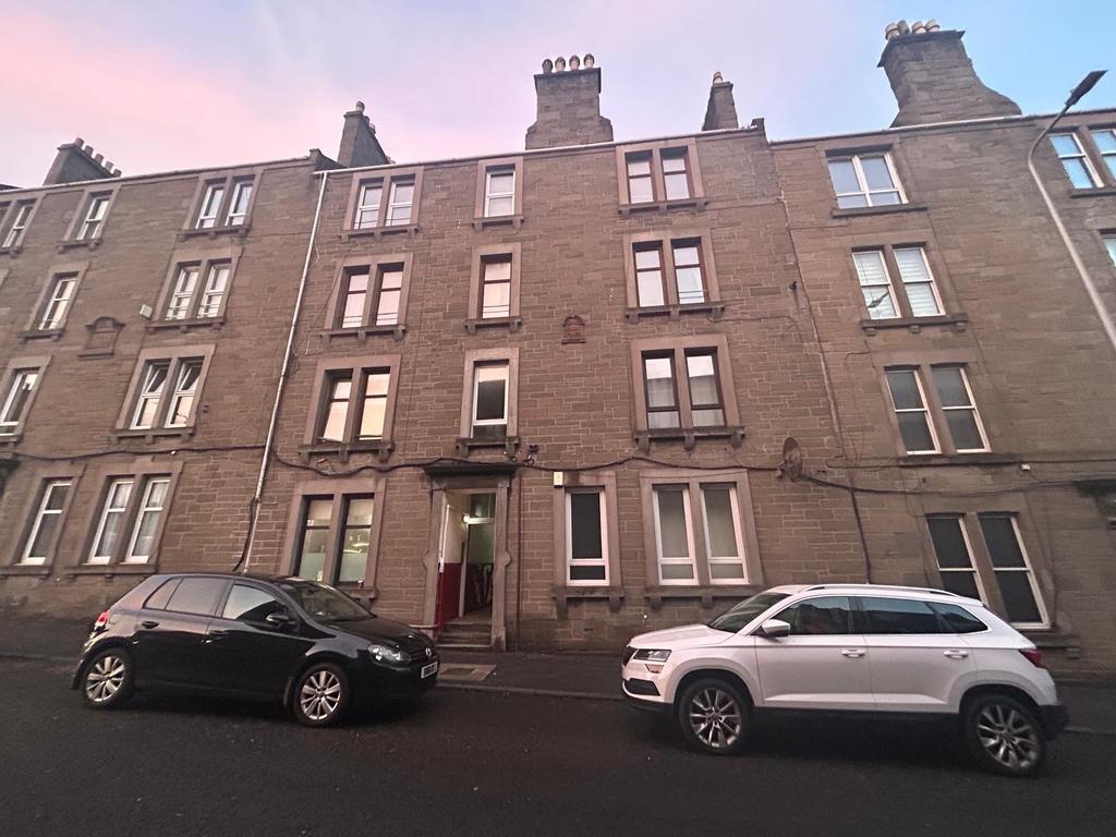 157 (1FR) Strathmartine Road, Dundee... 3 bed flat - £75,000