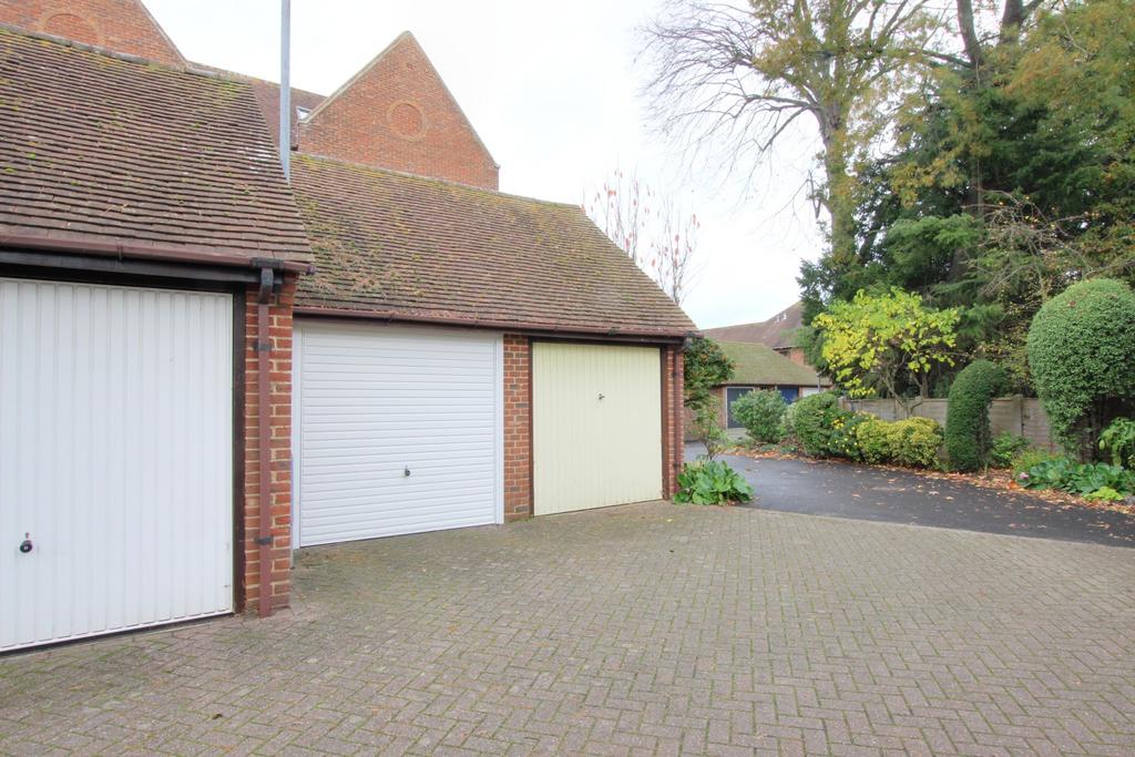Garage, The Parchment, Havant Garage - £100 pcm (£23 pw)