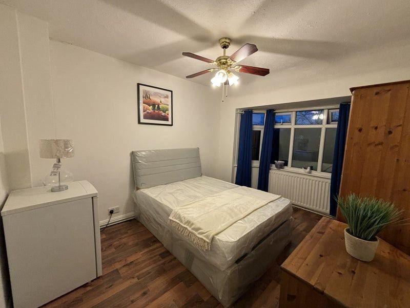 Mitcham CR4 1 bed in a house share to rent - £850 pcm (£196 pw)
