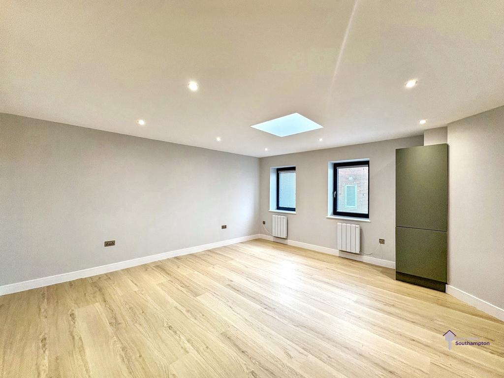Waterloo House, PO7 7DS 1 bed flat - £1,150 pcm (£265 pw)