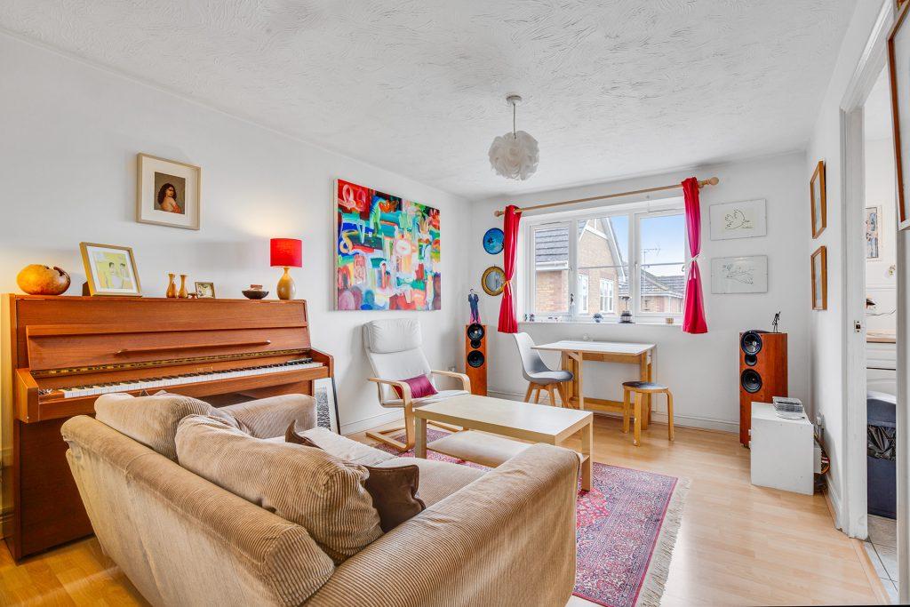 Windmill Drive, London NW2 1 bed flat - £1,600 pcm (£369 pw)