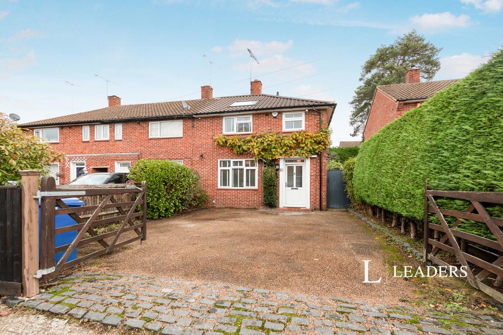 Henslow Way, GU21 3 bed semi-detached house - £1,850 pcm (£427 pw)