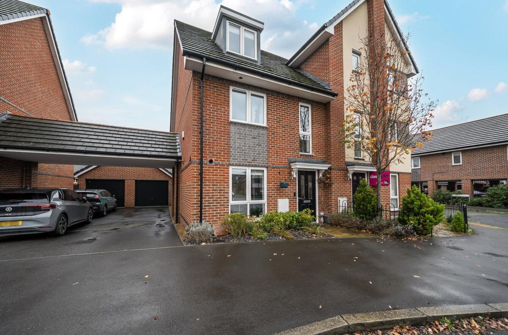 Fullbrook Avenue, Reading RG7 3 bed semi-detached house - £475,000